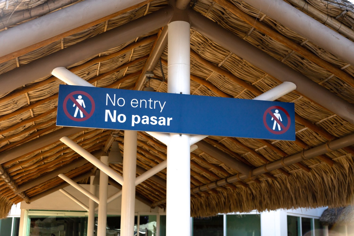 Suspended Signs for Clear Indoor Navigation